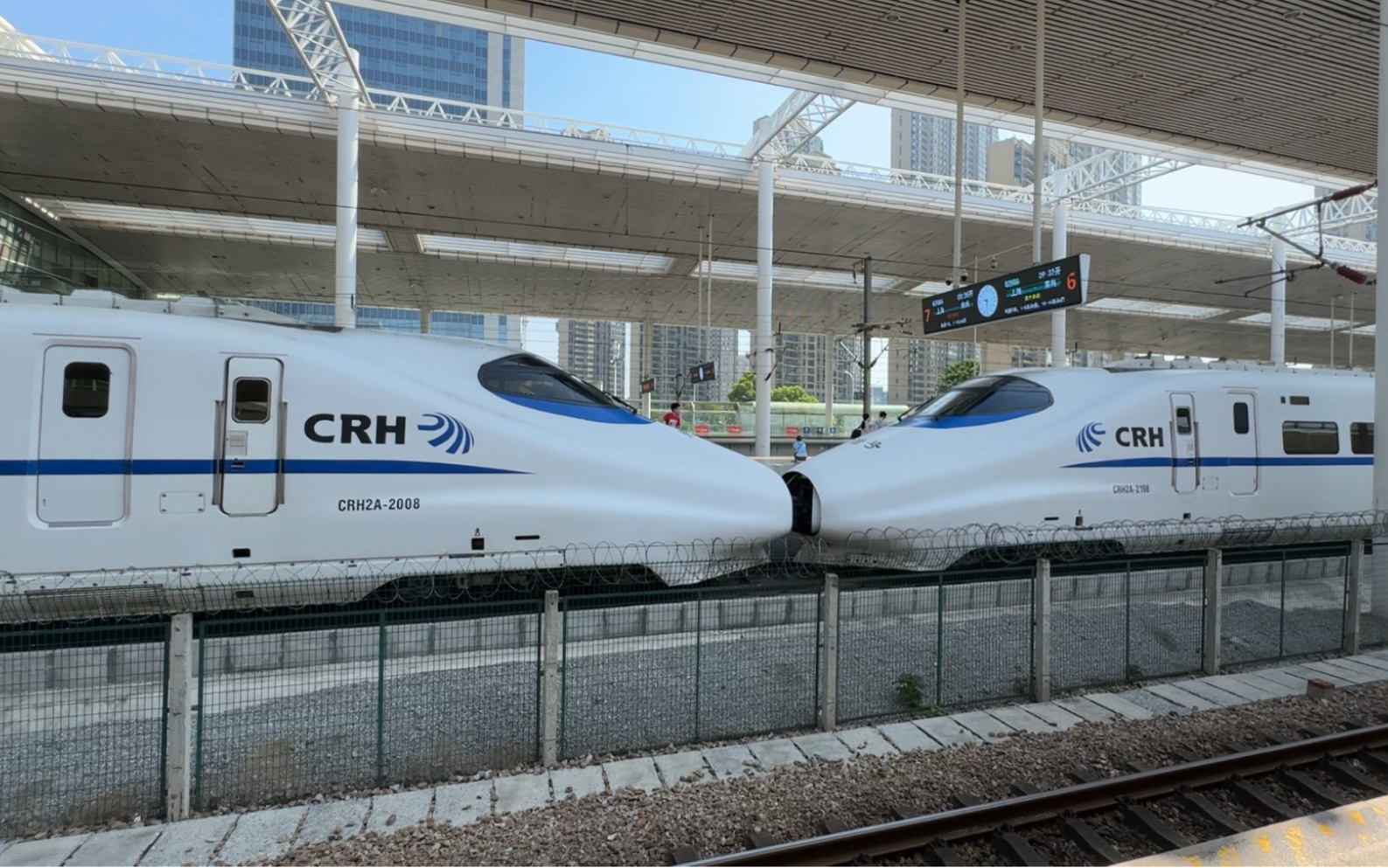 CRH2A2008动车组重连CRH2A2198动车组进入沪宁城际线无锡站6...