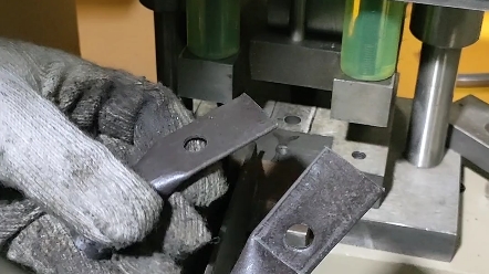 圆管压扁冲孔一次成型设备模具