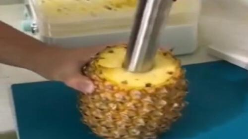 水果店里面水果怎么削皮?看完才知道原来用这个,难怪效率这么快