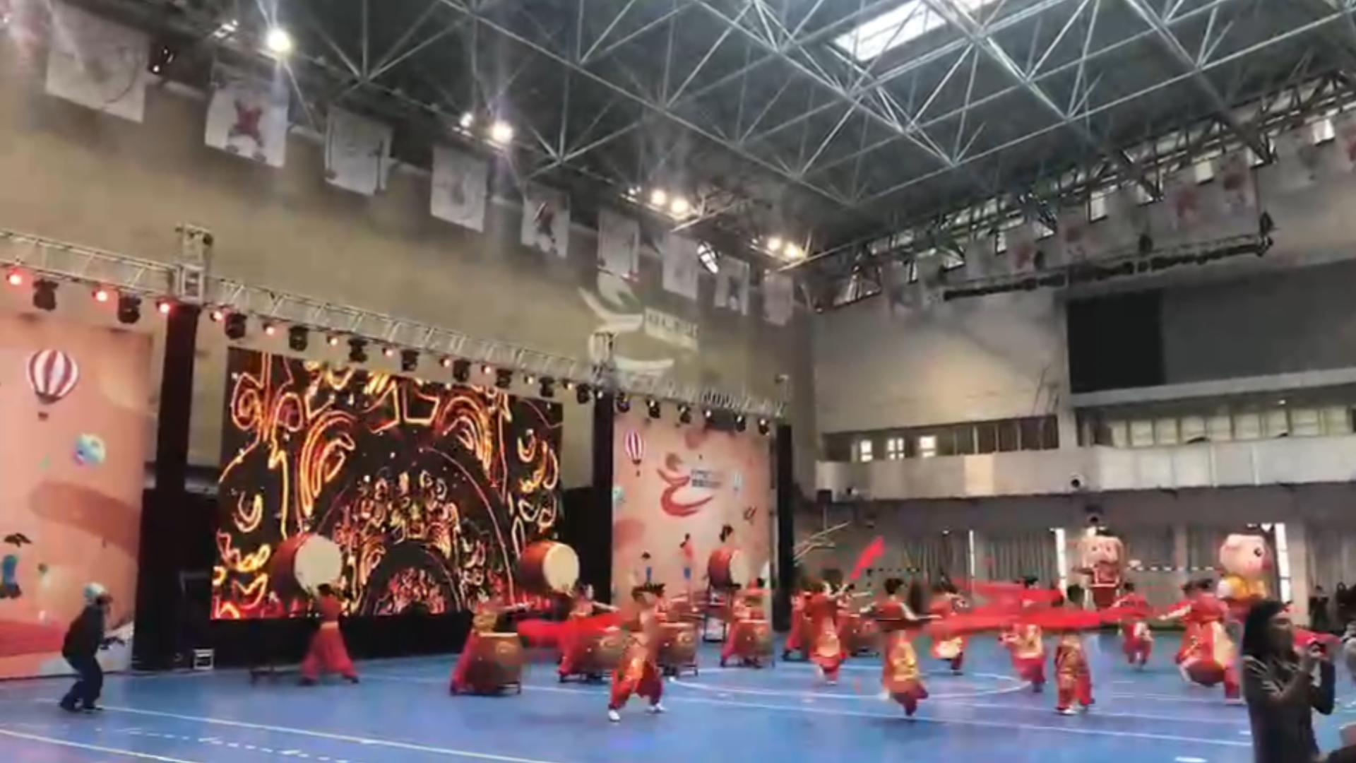 武术表演,中国大鼓和挥舞旗帜一起表演