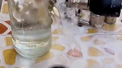 玻璃瓷砖开孔可以试试这样做,在仪器里塞一团棉花,保准不会开裂