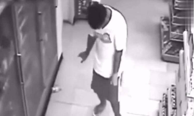 男子超市内狂犬病发作,监控记录下整个过程,看完汗都下来了