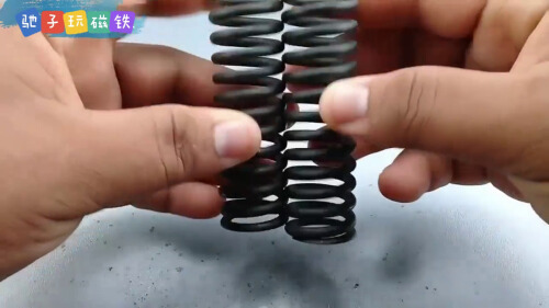 发电小实验,使用插座、导线和磁铁,就能将灯泡点亮