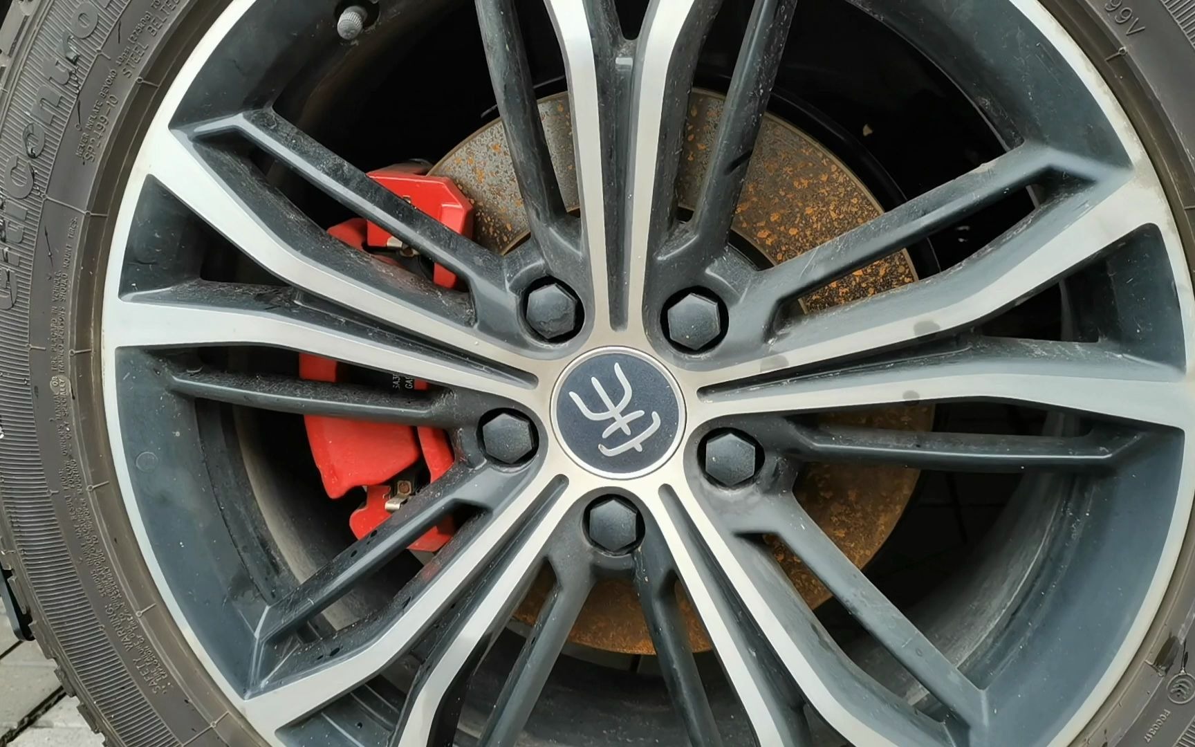 比亚迪宋plus15天没开,正常打火,刹车盘锈迹斑斑