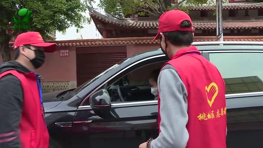 团员青年志愿者扎根一线,筑起“红色防御圈”
