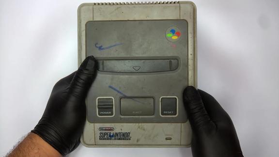 淘来一台破旧任天堂游戏机,修复翻新后,看到游戏画面这是街霸几