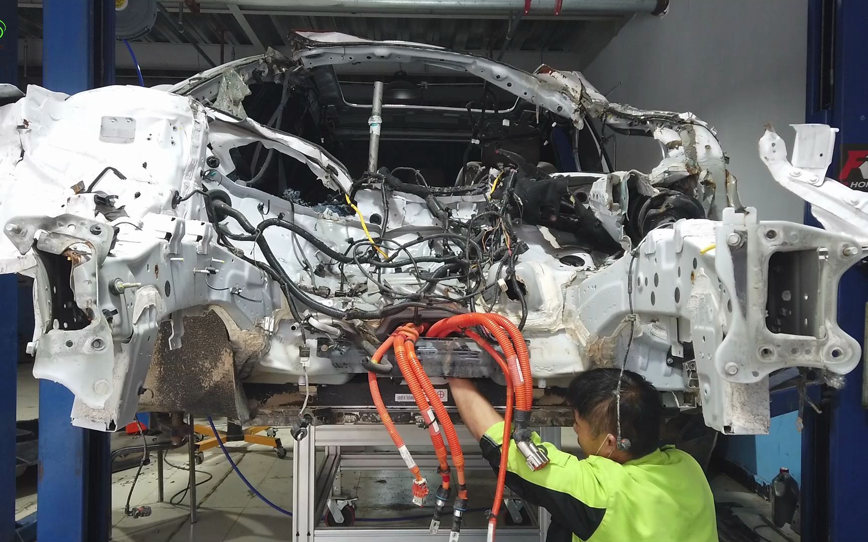 比亚迪BYD汉EV事故车刀片电池包长啥样?拆开看—新能源汽车维修