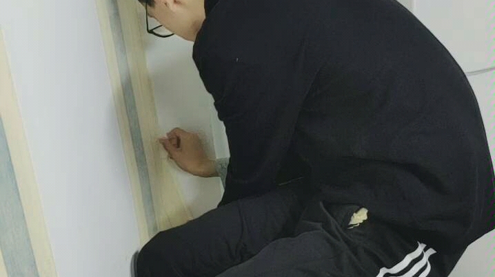 宿舍装修的一瞬间。贴壁纸好累啊