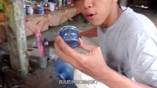 小伙给排气管装上大肚瓶,一把油门下去,声音听着太魔性!