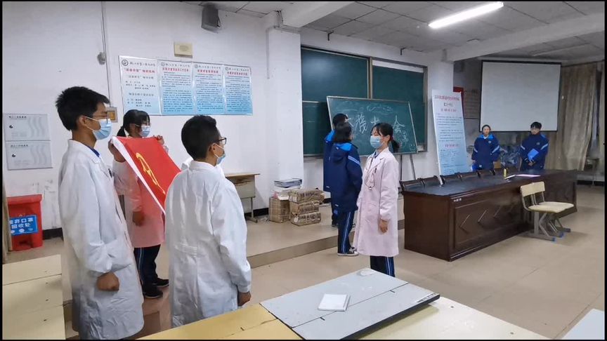 孩子们的《感谢有你》诗朗诵确实感动了年级不小的我。