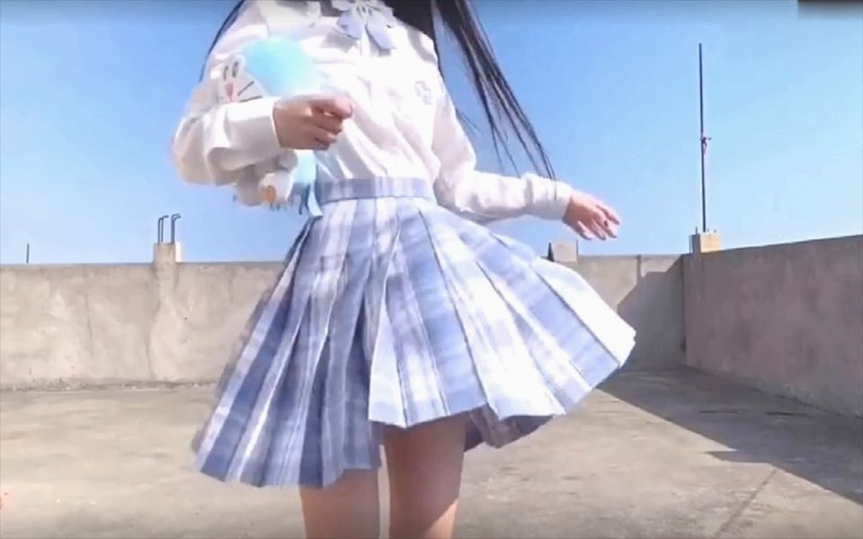 可爱jk裙美女扭臀,可爱加妩媚真的很好看