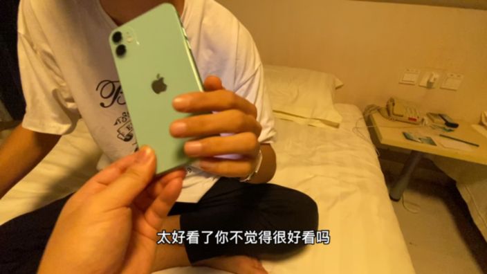 我跟同事因为苹果11起了争执到底可以双卡吗?他说不可以双卡双待