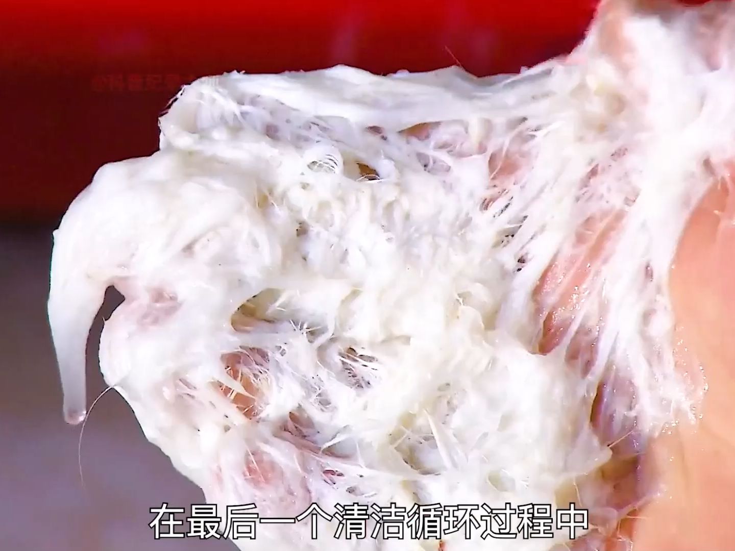 羽绒被是如何制作的?先将羽毛和羽绒分离,再用肥皂热水杀菌去油 #...