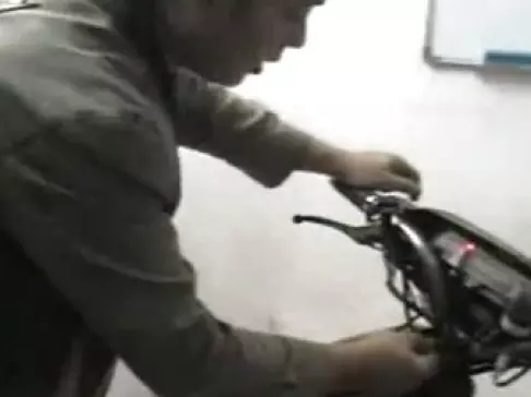 电动车维修详细视频教程-为什么打开大灯电机不工作