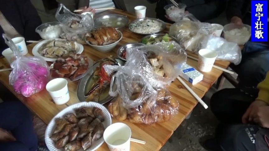 农村婚礼宴席乡亲们自制12个菜谱丰富,满桌吃饱。