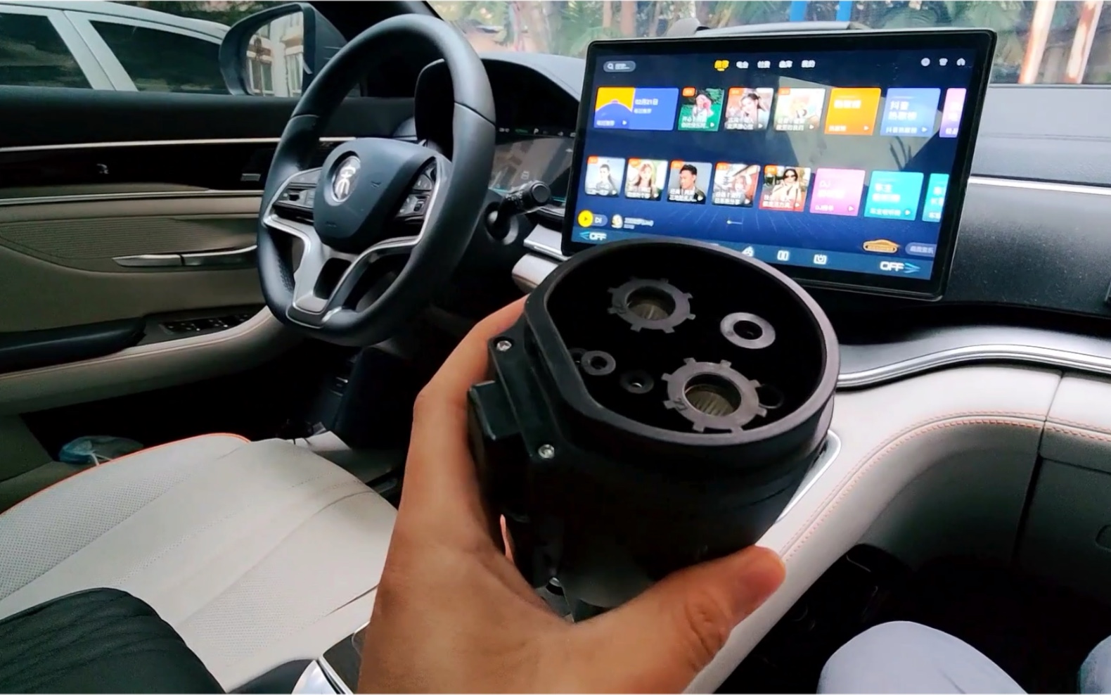 ...应该把快充转接头放在车上的什么位置,才能在充电的时候拿取更方便