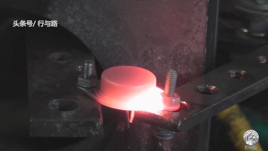 外壳施加了300A电流的2N3055三极管,烧红了