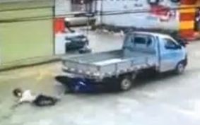 ...合集 第二百九十三期 (恶劣!两小伙雨天加速开车,路边学生被溅一身水!)