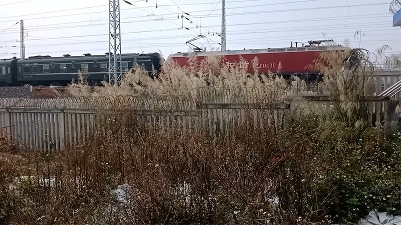 HXD1D牵引T370次列车和HXD3C牵引K777次列车并列行驶
