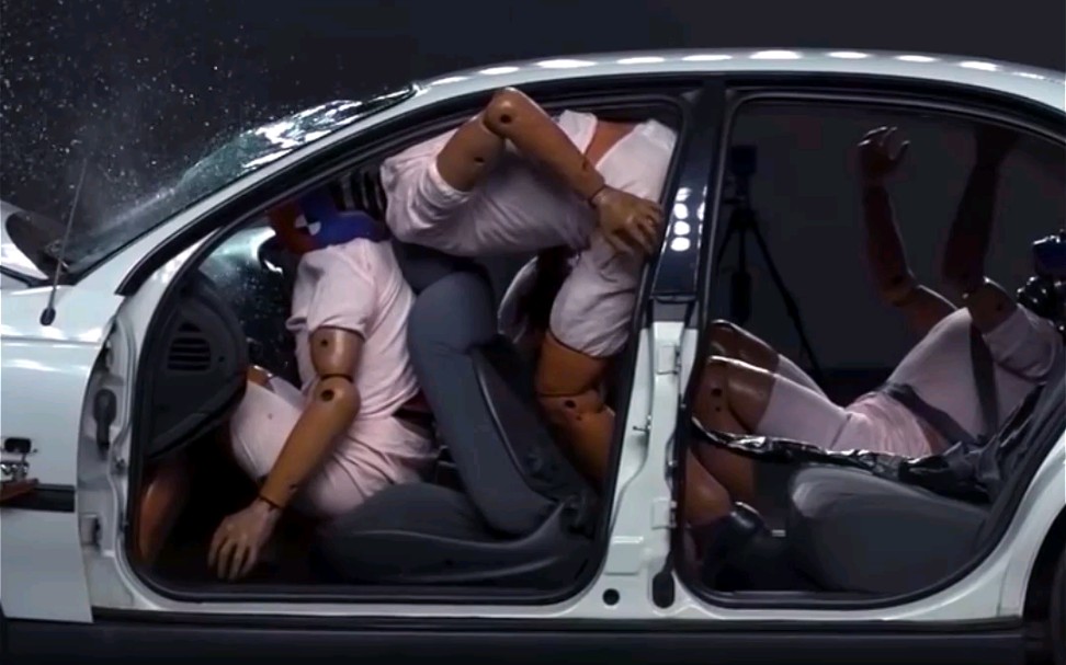 坐后排不系安全带?别跟自己过不去!