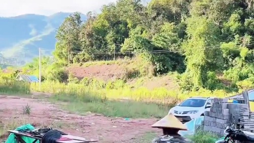 三哥下楼来选木方,准备加固二楼梯步模板