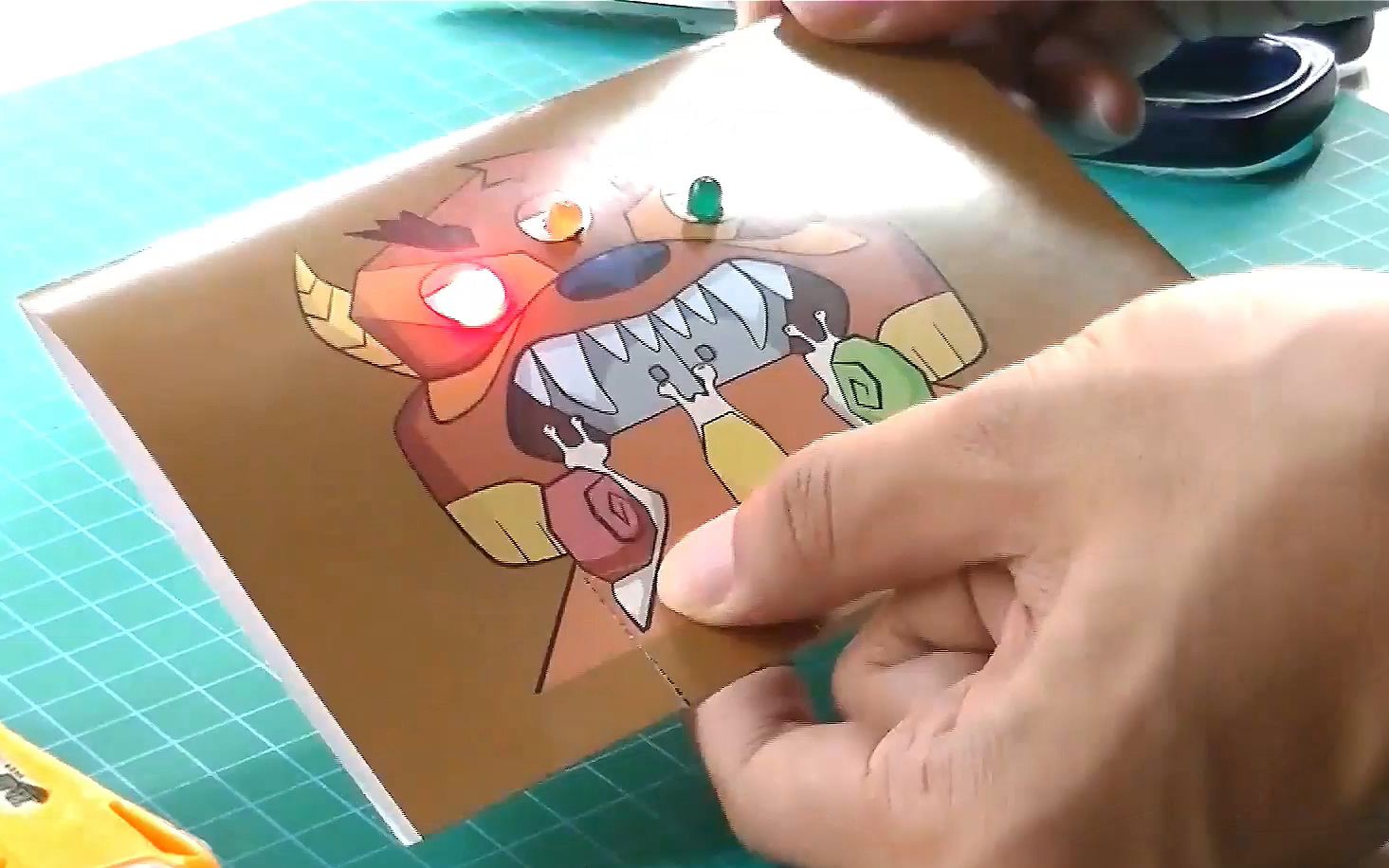 极客爸爸AR游戏纸电路案例:蜗牛勇士的冒险 | 拼贴电子学