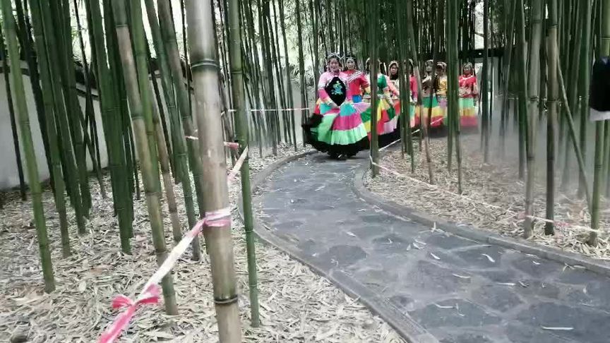 #少数民族服饰 #快乐就这么简单 #开心就是幸福