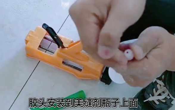 专业师傅使用美缝剂