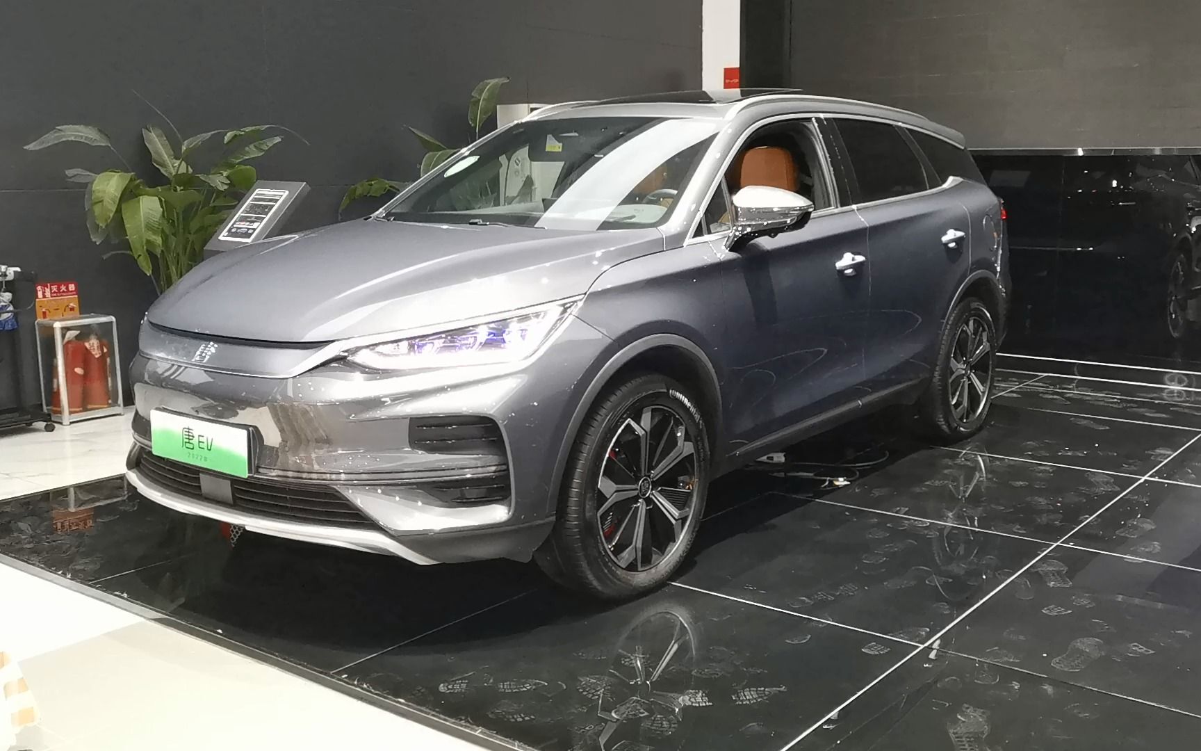 比亚迪中型纯电SUV:唐EV到店实拍
