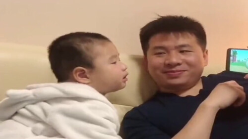 才一岁多的小宝宝,看动画居然这么认真,看看爸爸怎么捉弄他,太搞笑了