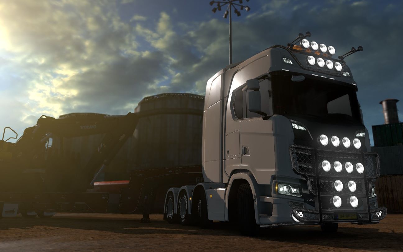 《欧洲卡车模拟二》SCANIA S730拉沃尔沃挖掘机巧遇事故