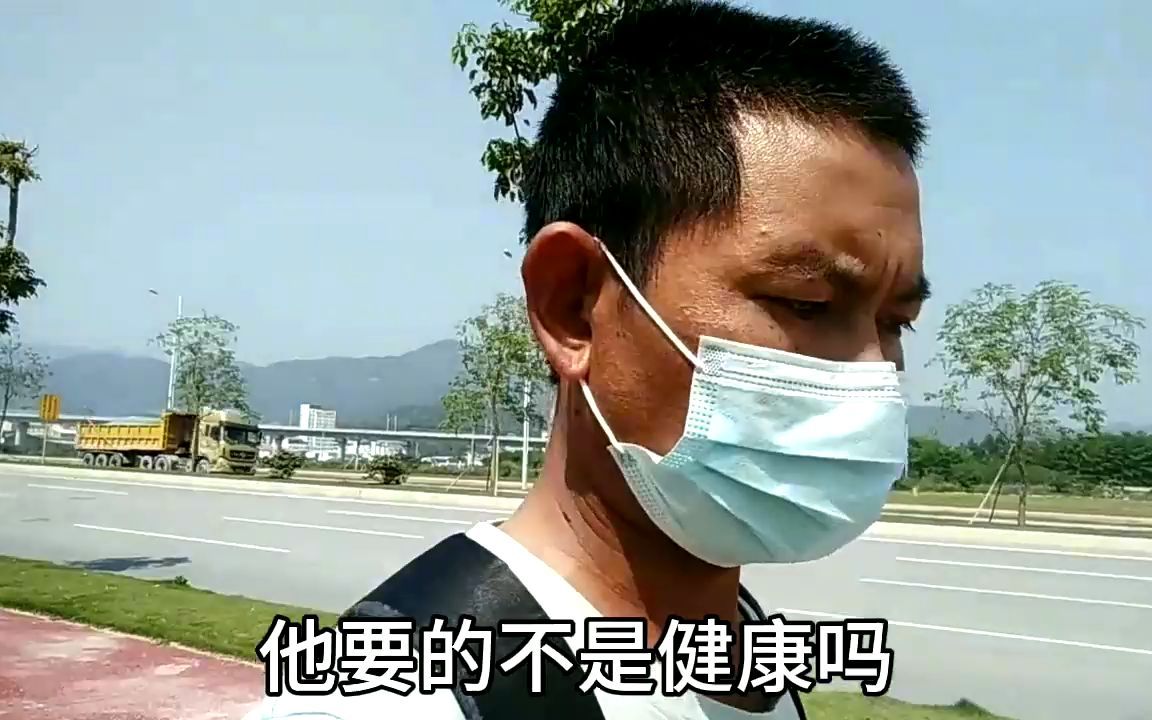 老婆婆不会用智能手机扫不出行程码,公交车司机要强行赶她下车