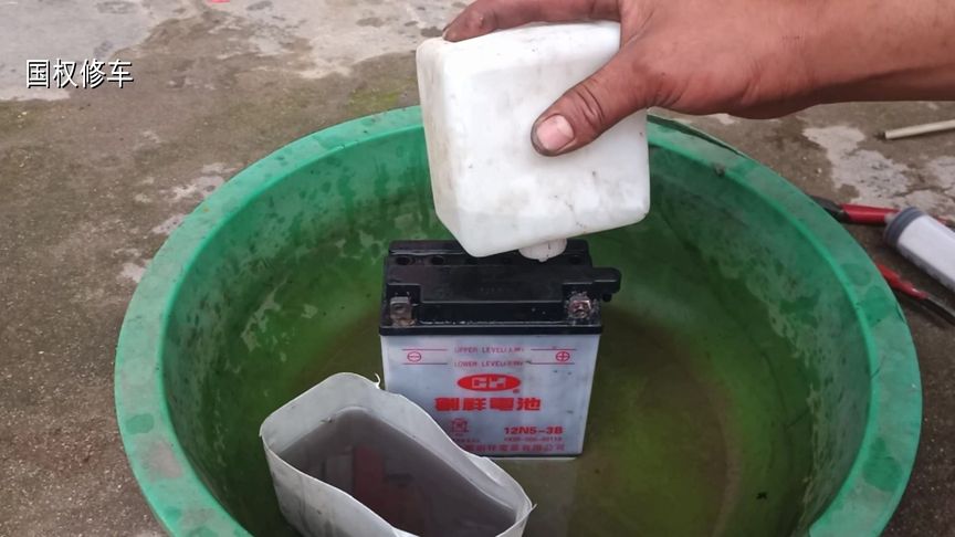 摩托车电瓶经常亏电什么原因?教你一招,蒸馏水冲洗2遍轻松修好