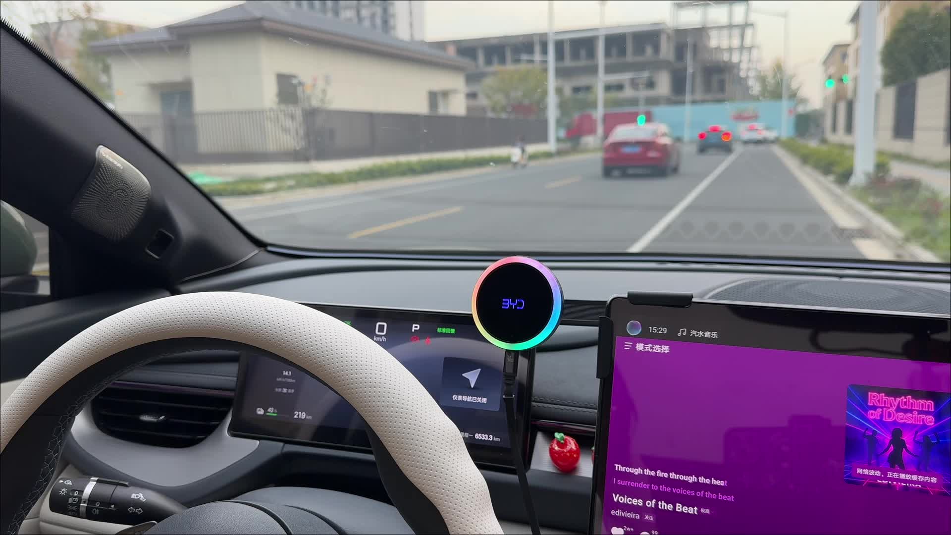 ...而且还自带无线充电和散热器,非常的实用,加上七彩氛围和定制车标...