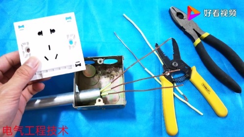 当电线纷繁复杂,接头巨大难入插座时,经验丰富的电工教你妙招应对