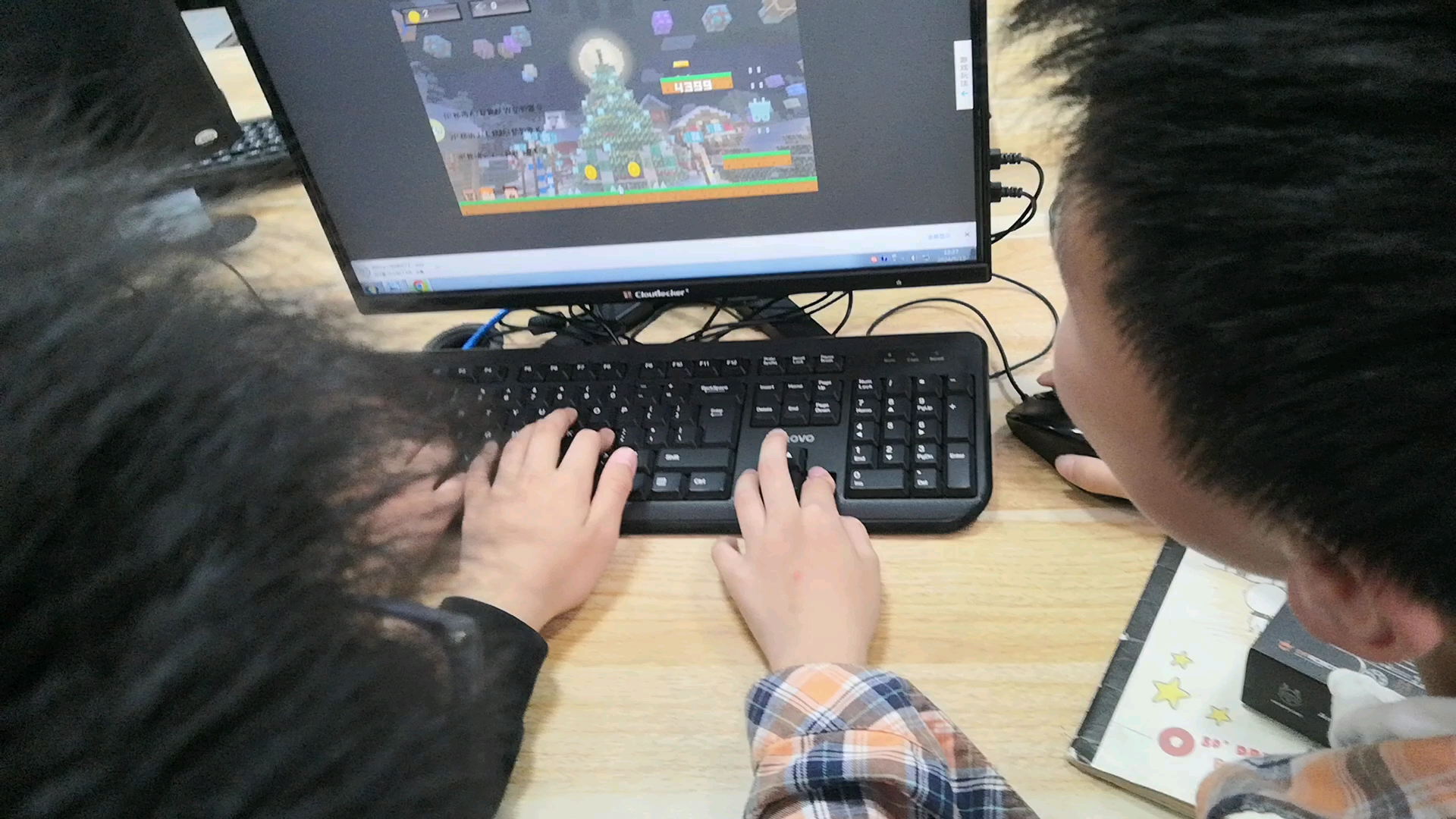 看小孩子玩MC三人游戏_游戏热门视频