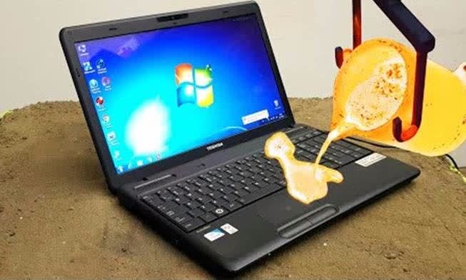 滚烫的铜水,倒在笔记本电脑上,隔着屏幕都心疼