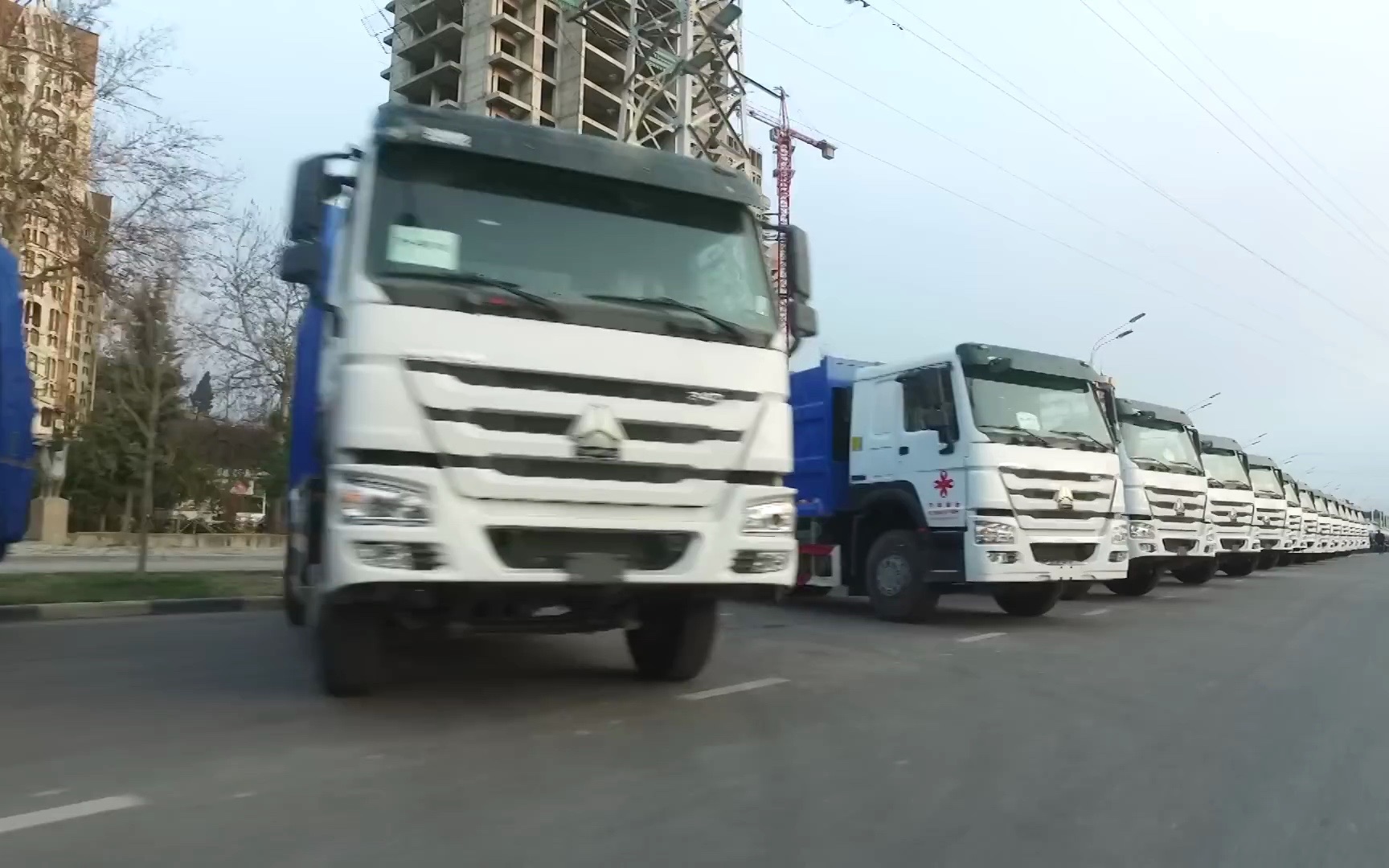中亚穷国塔吉克斯坦接收的来自中国援助的413台各式卡车,公交车,工程...