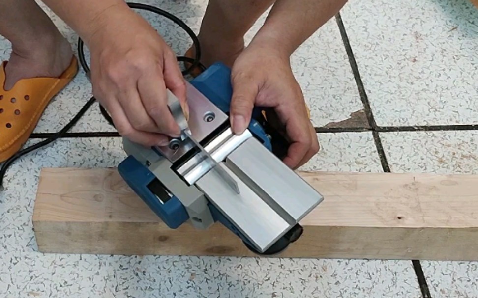 DIY工具-东成电刨开箱视频及初体验…哗哗哗,一地木屑