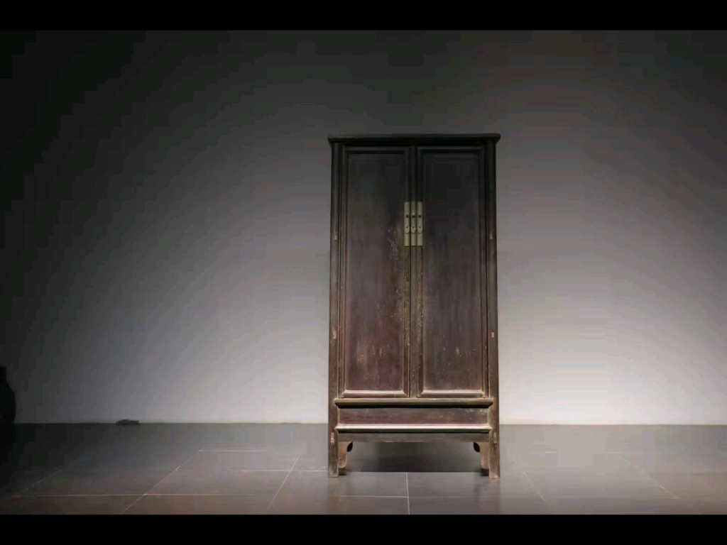 清代书柜,此柜双立门带中亭,线条自然流畅,品相完好,柜门与柜体之间无...