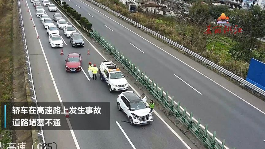 轿车发生事故引发大堵车,泡沫板推车再现江湖