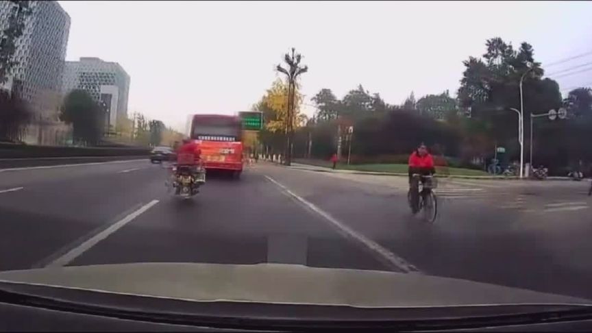 直行电动车没想到,会被右拐小车这要命一撞