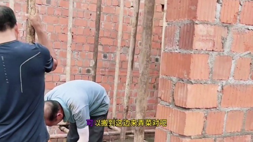 用钢管扣件搭脚手架虽然贵了点,但是比木棒方便快捷了很多