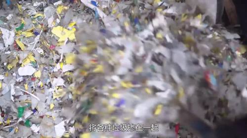神奇的塑料垃圾砖,使用塑胶碎渣压制而成,轻松抵挡锤子敲击