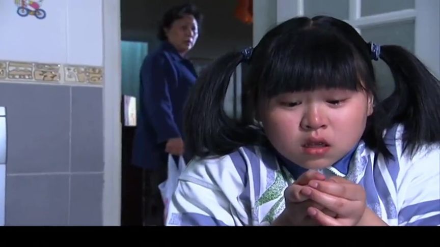 后妈不在家,胖女孩来例假,不知道怎么洗血迹,竟用开水洗床单