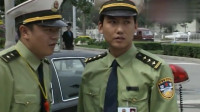 司机违章被交警扣车,二话不说搬来救兵,看队长怎么处理