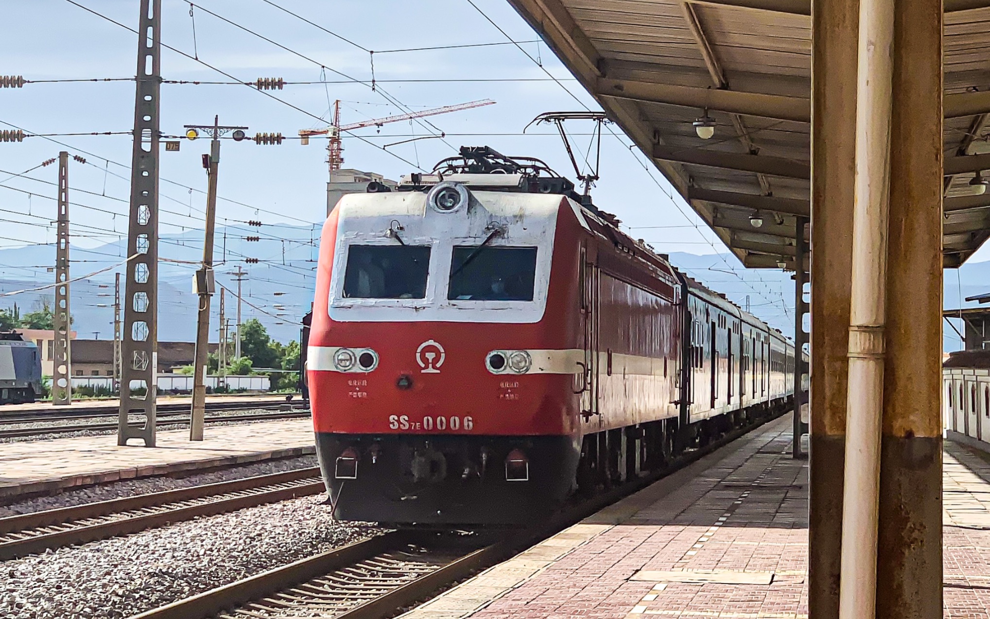 『陇海铁路』SS7E 0006牵引T197次列车驶入陇西一站台