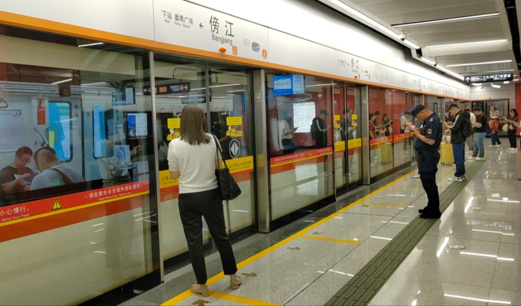 2024年11月1日,广州地铁三号线B11型电客车03X171-172傍江站进站(...