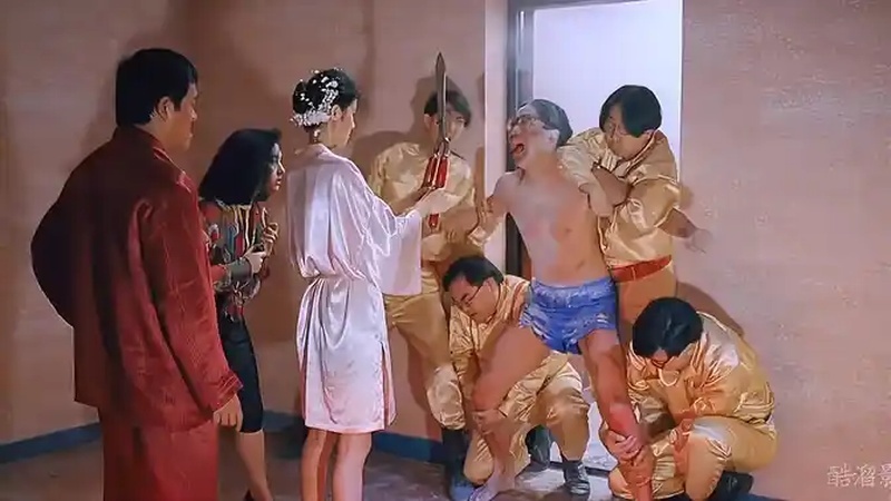 男人坐在别人家的马桶上隐身,被主人发现后惨了