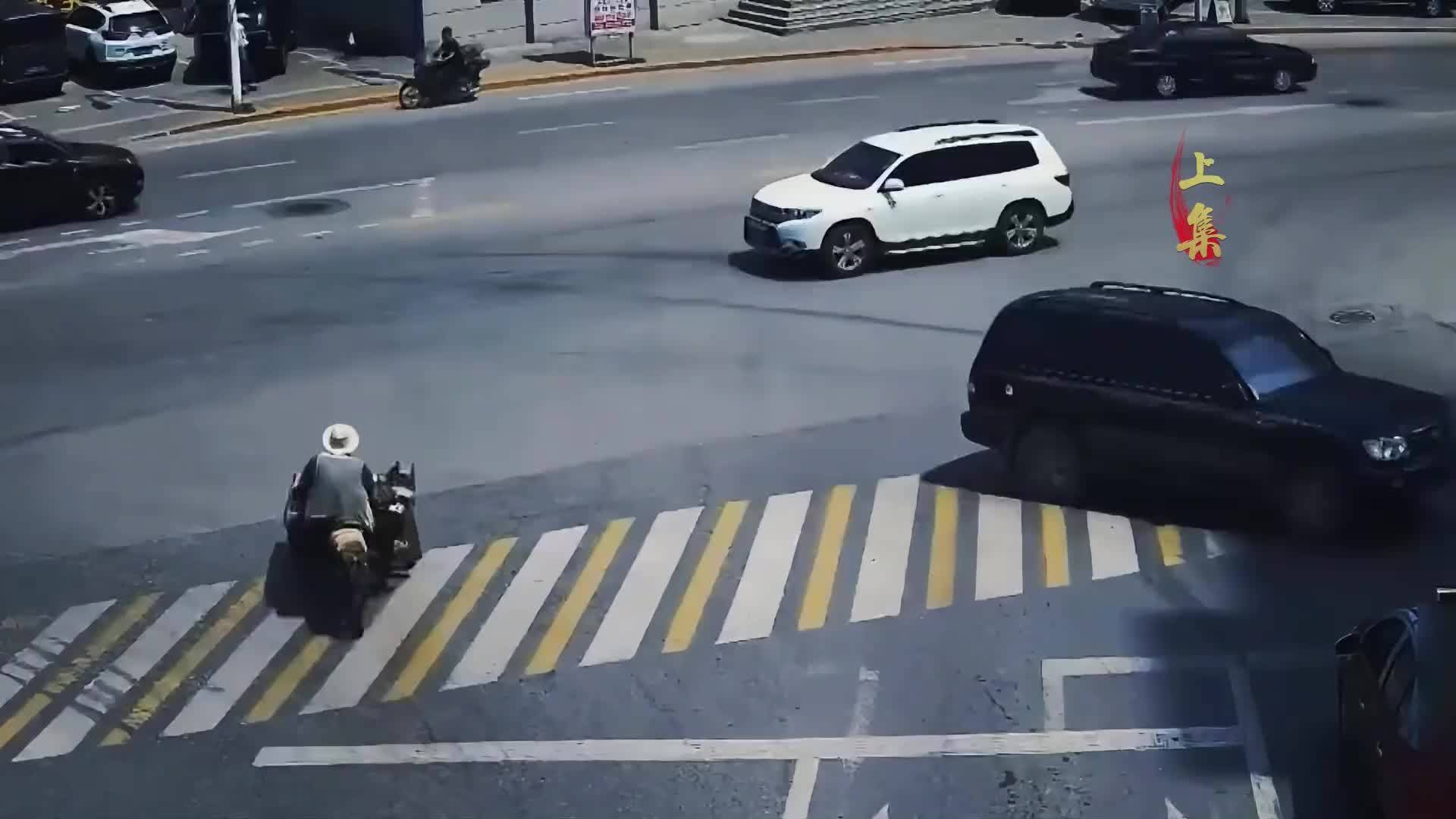 老头骑三轮躲避越野车,侧翻后倒地身亡,越野车:跟我没关系! #车祸 #...